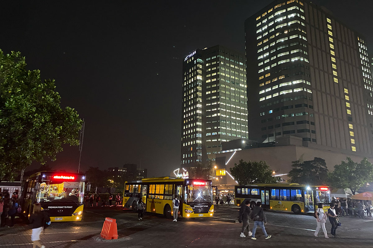 クラークからマニラに移動する方法！P2Pの長距離バスでケソンシティのTrinomaへ向かう